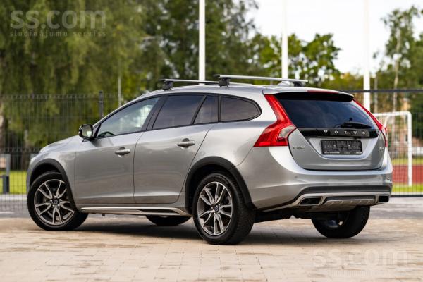 Volvo V60 2015 in Riga, with an engine capacity of 2.00 L and mileage of 178 thousand km for 13490 €, photo 4 on AUTOMOTO.COM.LV