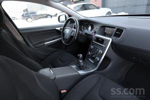 Volvo V60 2015 Jelgava, ar dzinēja tilpumu 2.00 L un nobraukumu 0 tūkst. km par 7850 €, foto 17 vietnē AUTOMOTO.COM.LV