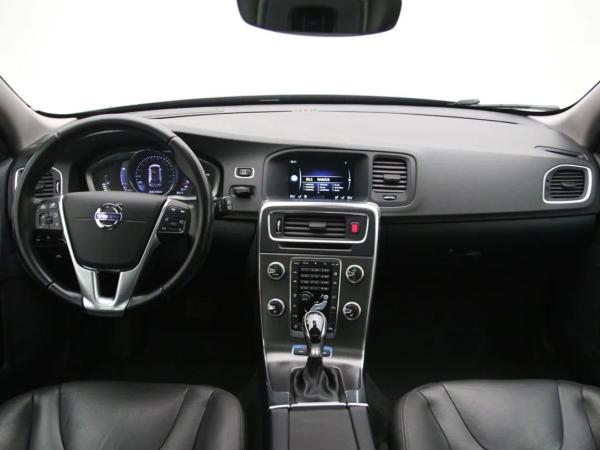 Volvo V60 2015 in Vilnius, with an engine capacity of 2.40 L and mileage of 129 thousand km for 11999 €, photo 2 on AUTOMOTO.COM.LV