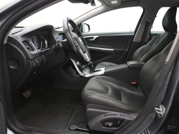 Volvo V60 2015 in Vilnius, with an engine capacity of 2.40 L and mileage of 129 thousand km for 11999 €, photo 4 on AUTOMOTO.COM.LV