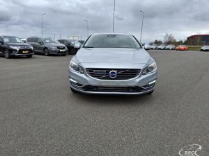 Volvo V60 2015 Viļņa, ar dzinēja tilpumu 2.40 L un nobraukumu 296 tūkst. km par 6900 €, foto  vietnē AUTOMOTO.COM.LV