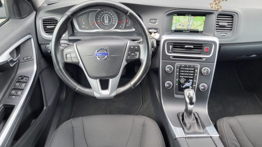 Volvo V60 2015 in Riga, with an engine capacity of 2.00 L and mileage of 235 thousand km for 7500 €, photo 12 on AUTOMOTO.COM.LV