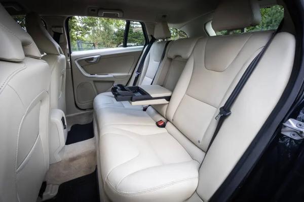 Volvo V60 2015 in Jelgava, with an engine capacity of 2.00 L and mileage of 265 thousand km for 7900 €, photo 9 on AUTOMOTO.COM.LV
