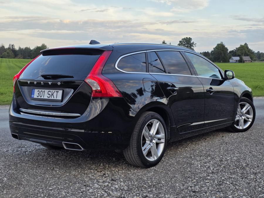 Volvo V60 2015 Paide, ar dzinēja tilpumu 2.40 L un nobraukumu 252 tūkst. km par 9990 €, foto 4 vietnē AUTOMOTO.COM.LV