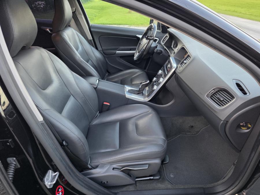 Volvo V60 2015 Paide, ar dzinēja tilpumu 2.40 L un nobraukumu 252 tūkst. km par 9990 €, foto 11 vietnē AUTOMOTO.COM.LV