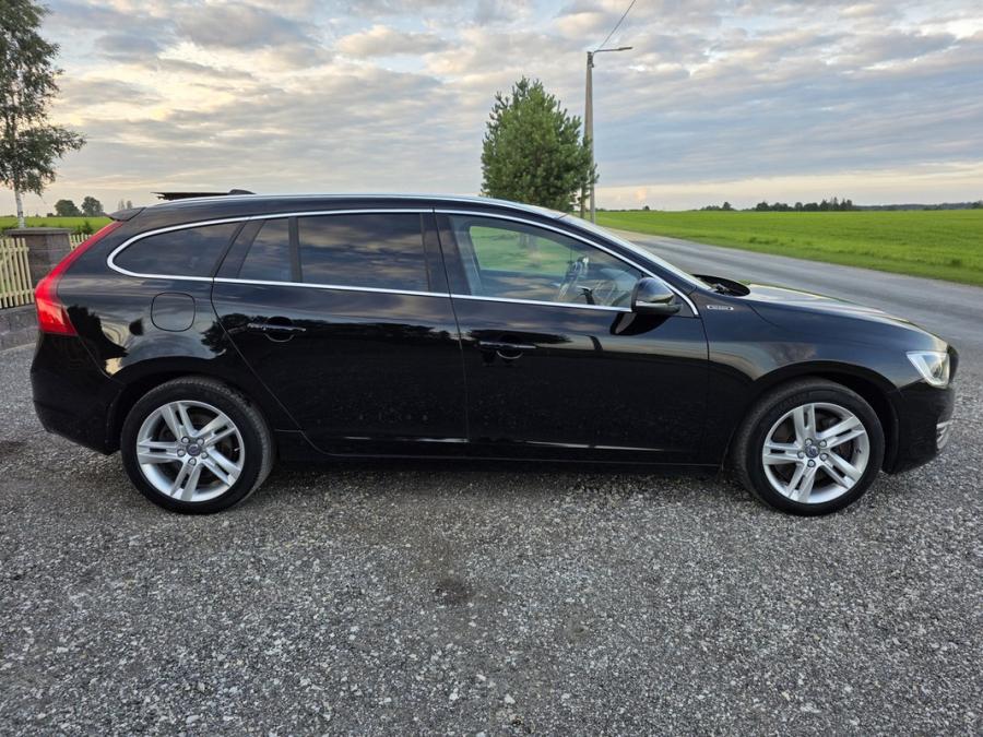 Volvo V60 2015 Paide, ar dzinēja tilpumu 2.40 L un nobraukumu 252 tūkst. km par 9990 €, foto 22 vietnē AUTOMOTO.COM.LV