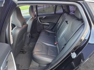 Volvo V60 2015 Paide, ar dzinēja tilpumu 2.40 L un nobraukumu 252 tūkst. km par 9990 €, foto 24 vietnē AUTOMOTO.COM.LV