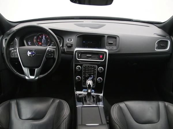 Volvo V60 2016 Viļņa, ar dzinēja tilpumu 2.40 L un nobraukumu 171 tūkst. km par 11799 €, foto 2 vietnē AUTOMOTO.COM.LV