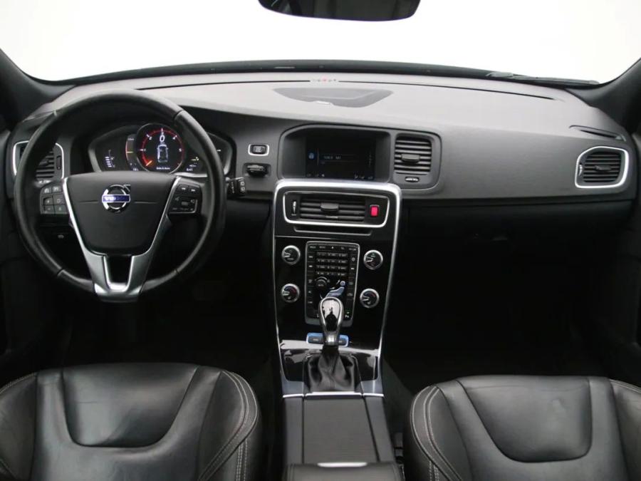 Volvo V60 2016 in Vilnius, with an engine capacity of 2.40 L and mileage of 171 thousand km for 11799 €, photo 3 on AUTOMOTO.COM.LV