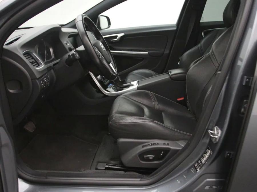 Volvo V60 2016 in Vilnius, with an engine capacity of 2.40 L and mileage of 171 thousand km for 11799 €, photo 5 on AUTOMOTO.COM.LV