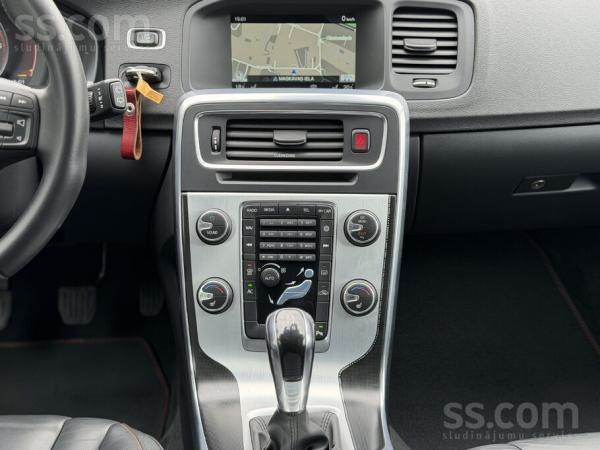 Volvo V60 2016 in Riga, with an engine capacity of 2.00 L and mileage of 136 thousand km for 9850 €, photo 10 on AUTOMOTO.COM.LV