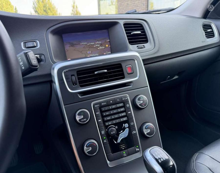 Volvo V60 2016 in Kaunas, with an engine capacity of 1.98 L and mileage of 286 thousand km for 6690 €, photo 26 on AUTOMOTO.COM.LV