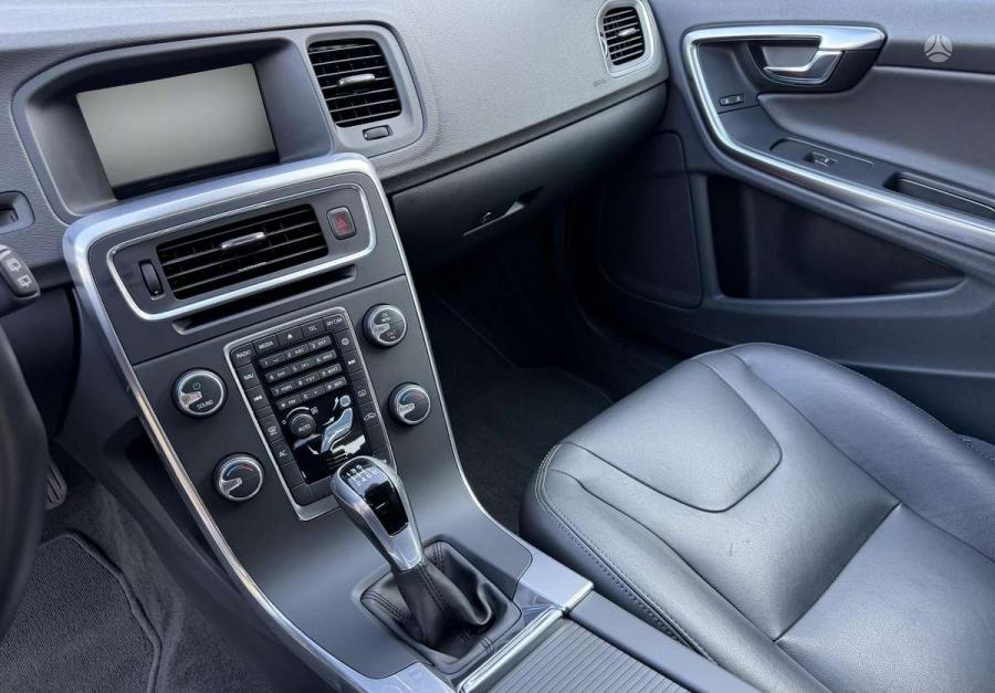 Volvo V60 2016 in Kaunas, with an engine capacity of 1.98 L and mileage of 286 thousand km for 6690 €, photo 35 on AUTOMOTO.COM.LV