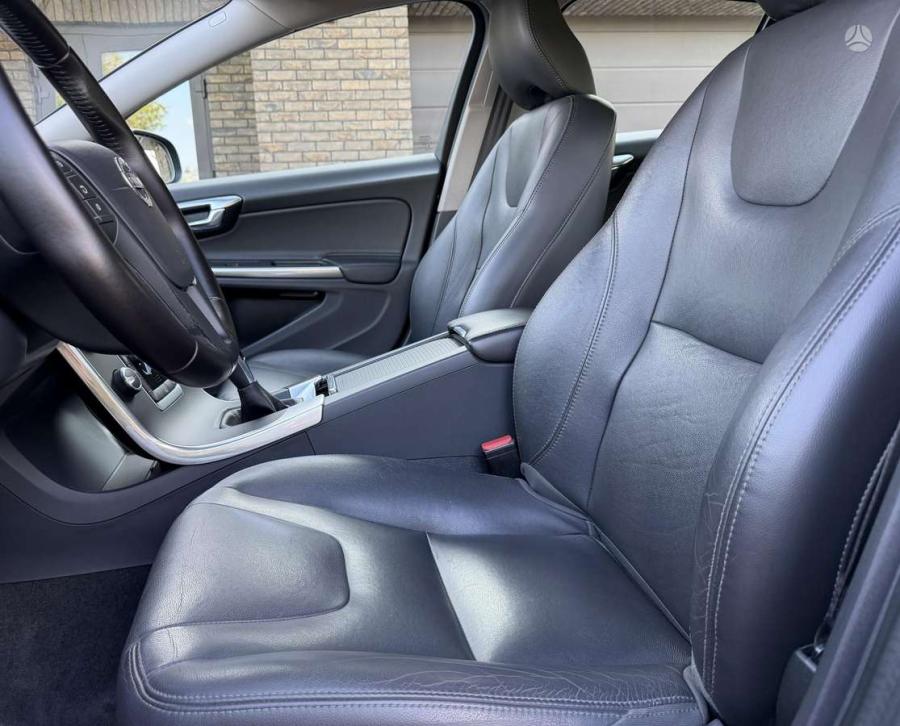 Volvo V60 2016 in Kaunas, with an engine capacity of 1.98 L and mileage of 286 thousand km for 6690 €, photo 39 on AUTOMOTO.COM.LV