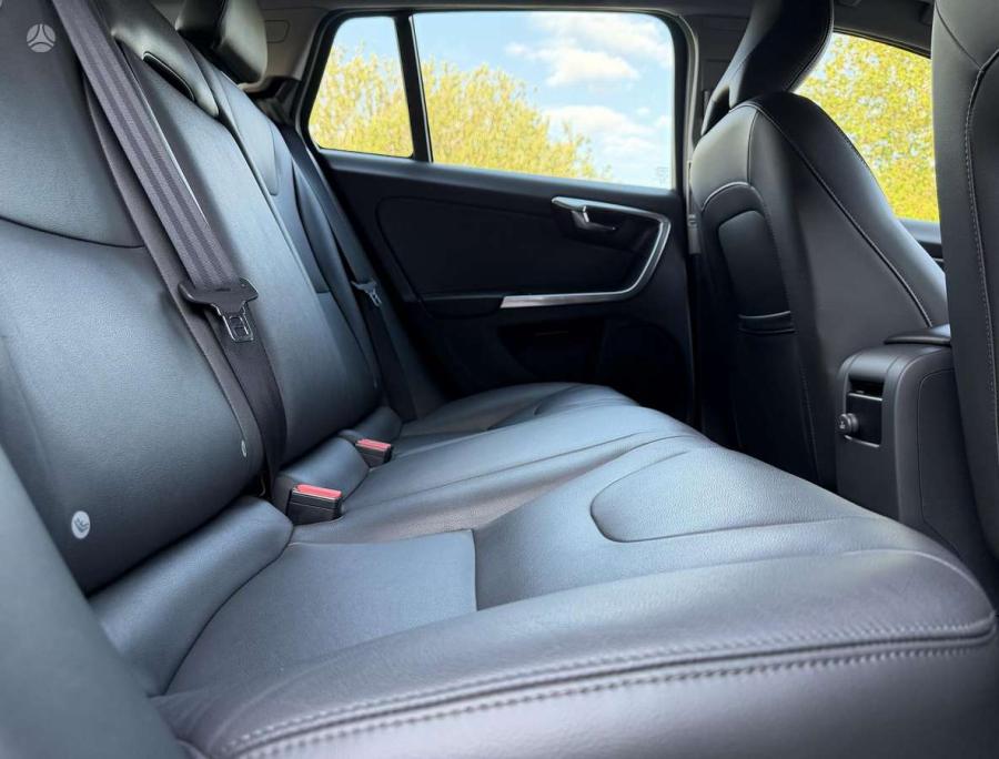Volvo V60 2016 in Kaunas, with an engine capacity of 1.98 L and mileage of 286 thousand km for 6690 €, photo 41 on AUTOMOTO.COM.LV