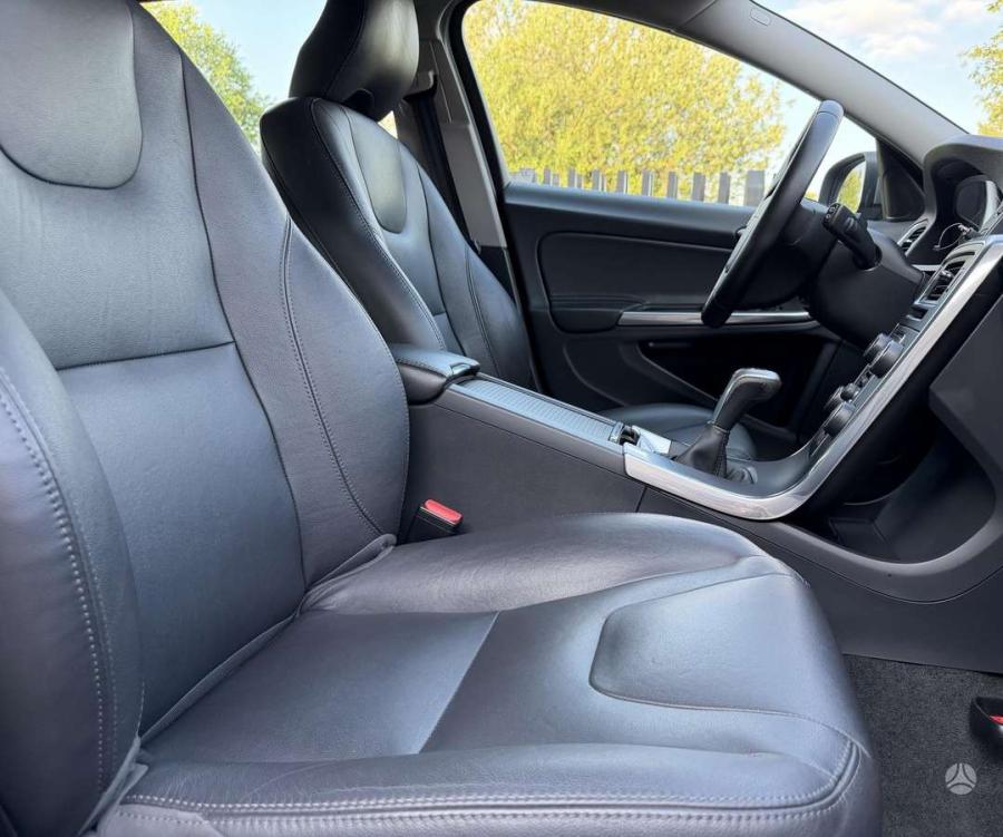 Volvo V60 2016 in Kaunas, with an engine capacity of 1.98 L and mileage of 286 thousand km for 6690 €, photo 42 on AUTOMOTO.COM.LV