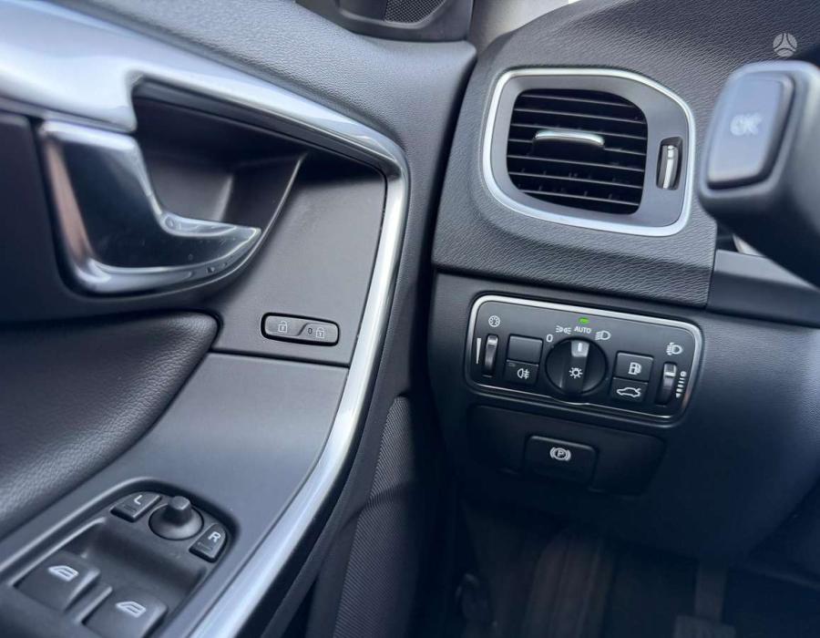 Volvo V60 2016 in Kaunas, with an engine capacity of 1.98 L and mileage of 286 thousand km for 6690 €, photo 45 on AUTOMOTO.COM.LV