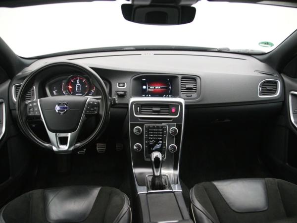 Volvo V60 2017 in Vilnius, with an engine capacity of 2.00 L and mileage of 243 thousand km for 10199 €, photo 2 on AUTOMOTO.COM.LV