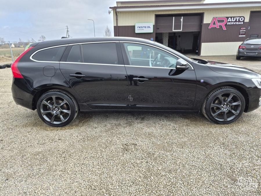 Volvo V60 2017 in Vilnius, with an engine capacity of 2.00 L and mileage of 243 thousand km for 7600 €, photo 3 on AUTOMOTO.COM.LV