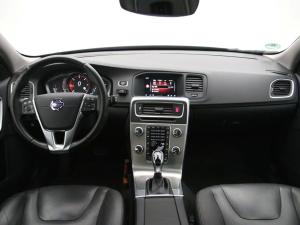 Volvo V60 2017 in Vilnius, with an engine capacity of 2.00 L and mileage of 272 thousand km for 11999 €, photo 3 on AUTOMOTO.COM.LV