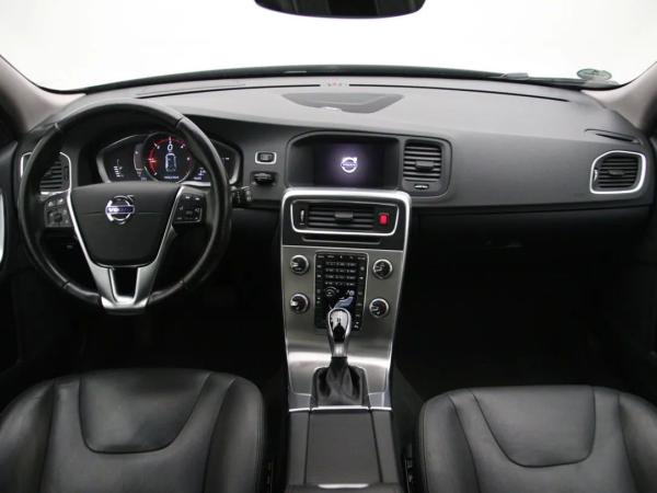 Volvo V60 2017 in Vilnius, with an engine capacity of 2.00 L and mileage of 194 thousand km for 12199 €, photo 2 on AUTOMOTO.COM.LV