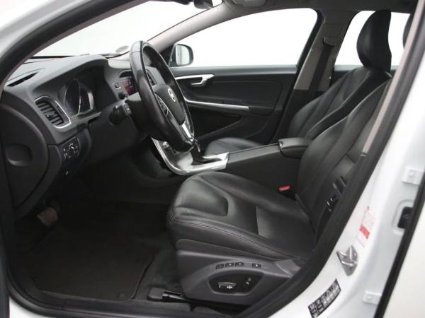 Volvo V60 2017 in Vilnius, with an engine capacity of 2.00 L and mileage of 194 thousand km for 12199 €, photo 4 on AUTOMOTO.COM.LV