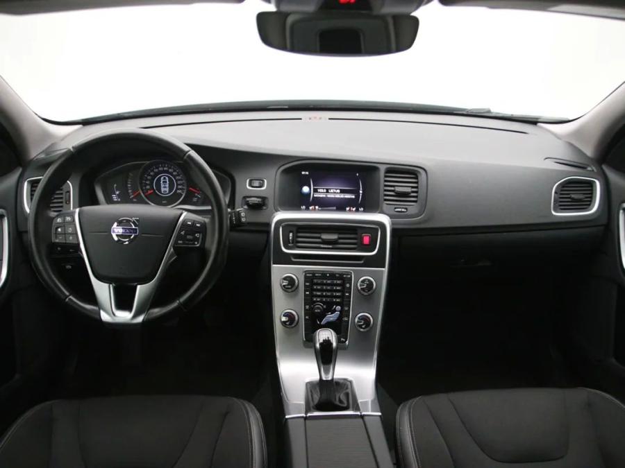 Volvo V60 2017 in Vilnius, with an engine capacity of 2.00 L and mileage of 215 thousand km for 9899 €, photo 3 on AUTOMOTO.COM.LV