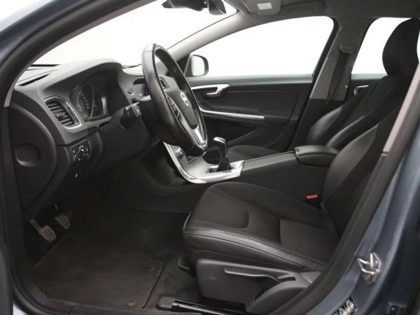 Volvo V60 2017 in Vilnius, with an engine capacity of 2.00 L and mileage of 215 thousand km for 9899 €, photo 4 on AUTOMOTO.COM.LV