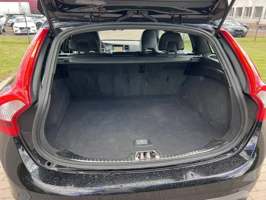 Volvo V60 2018 Rīga, ar dzinēja tilpumu 2.00 L un nobraukumu 169 tūkst. km par 9750 €, foto 8 vietnē AUTOMOTO.COM.LV