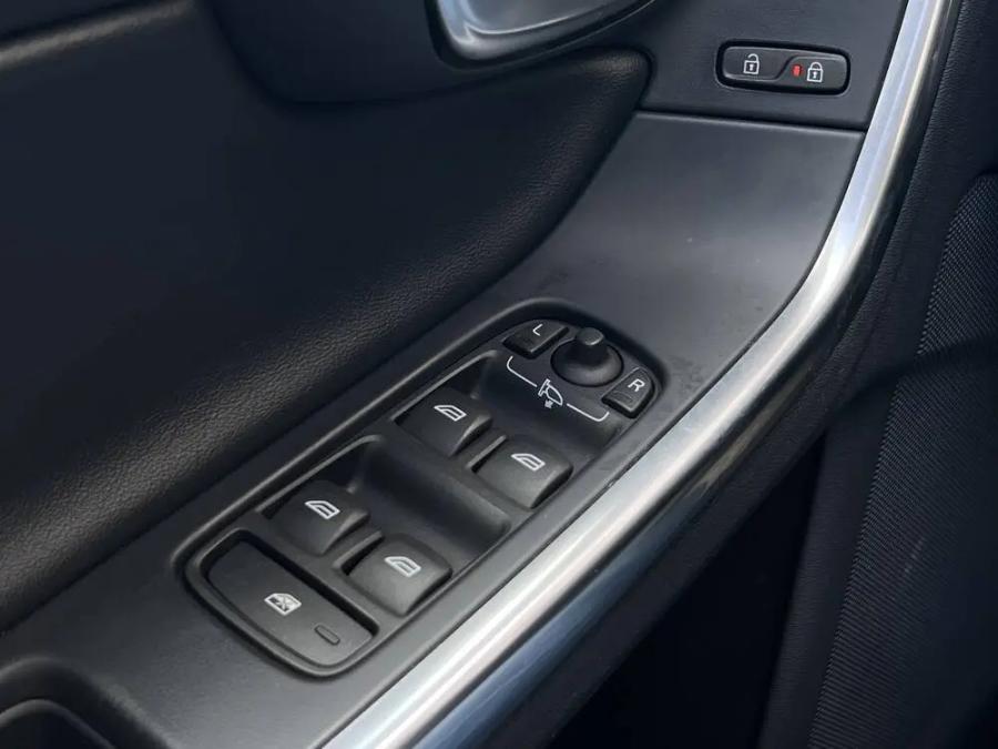 Volvo V60 2018 Rīga, ar dzinēja tilpumu 2.00 L un nobraukumu 169 tūkst. km par 9750 €, foto 24 vietnē AUTOMOTO.COM.LV