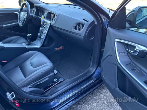 Volvo V60 2018 in Paide, with an engine capacity of 2.00 L and mileage of 285 thousand km for 8890 €, photo 9 on AUTOMOTO.COM.LV