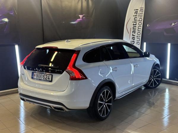 Volvo V60 2018 in Vilnius, with an engine capacity of 2.00 L and mileage of 221 thousand km for 12750 €, photo 3 on AUTOMOTO.COM.LV