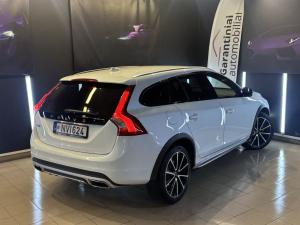 Volvo V60 2018 in Vilnius, with an engine capacity of 2.00 L and mileage of 221 thousand km for 12750 €, photo 3 on AUTOMOTO.COM.LV