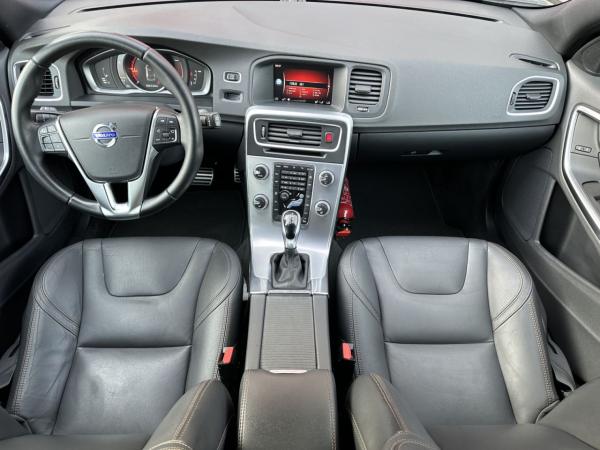Volvo V60 2018 in Vilnius, with an engine capacity of 2.00 L and mileage of 221 thousand km for 12750 €, photo 4 on AUTOMOTO.COM.LV