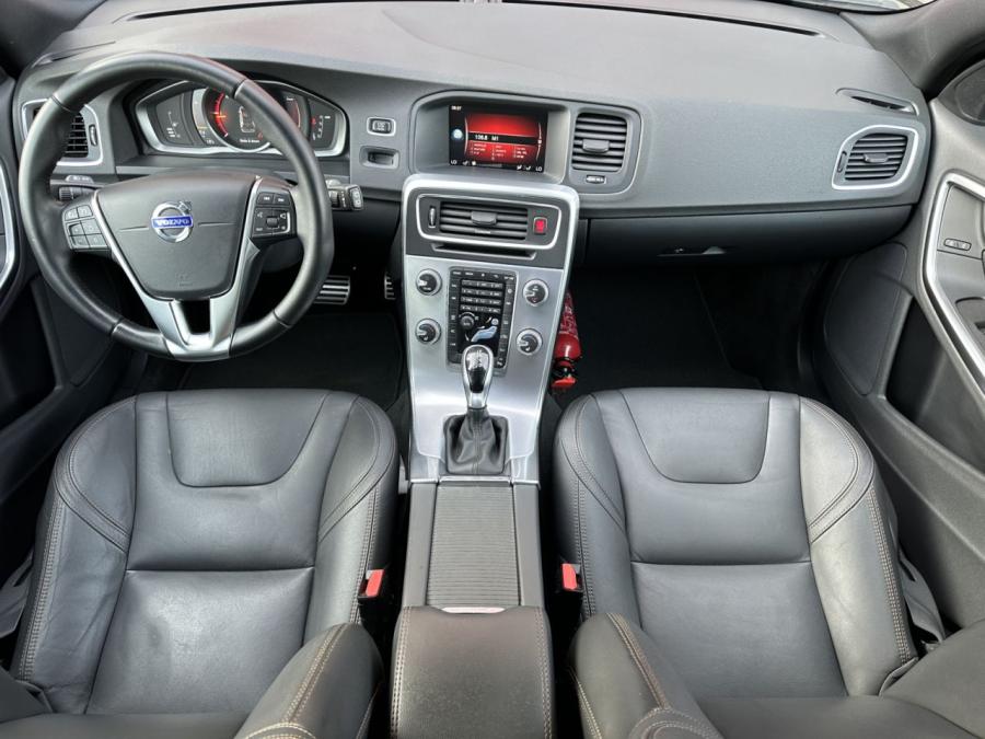 Volvo V60 2018 in Vilnius, with an engine capacity of 2.00 L and mileage of 221 thousand km for 12750 €, photo 4 on AUTOMOTO.COM.LV