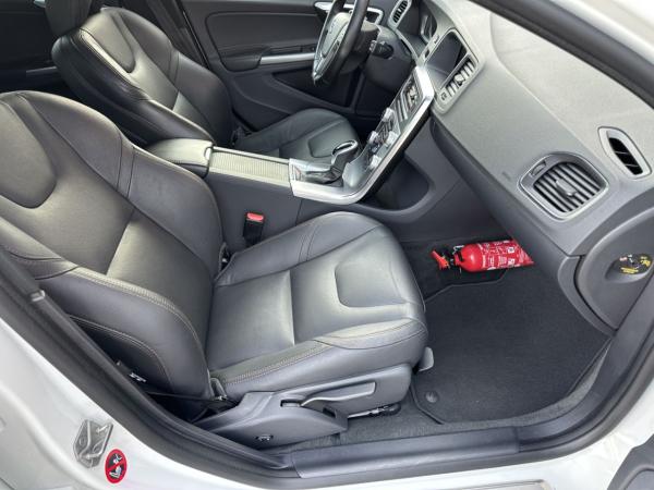 Volvo V60 2018 in Vilnius, with an engine capacity of 2.00 L and mileage of 221 thousand km for 12750 €, photo 5 on AUTOMOTO.COM.LV