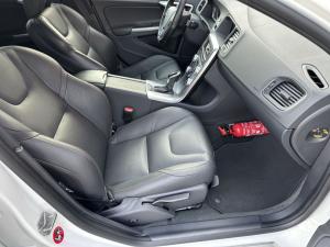 Volvo V60 2018 in Vilnius, with an engine capacity of 2.00 L and mileage of 221 thousand km for 12750 €, photo 5 on AUTOMOTO.COM.LV