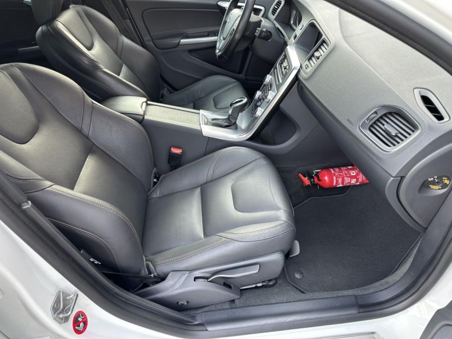Volvo V60 2018 in Vilnius, with an engine capacity of 2.00 L and mileage of 221 thousand km for 12750 €, photo 5 on AUTOMOTO.COM.LV