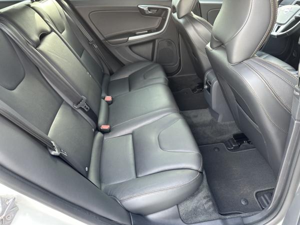 Volvo V60 2018 in Vilnius, with an engine capacity of 2.00 L and mileage of 221 thousand km for 12750 €, photo 6 on AUTOMOTO.COM.LV