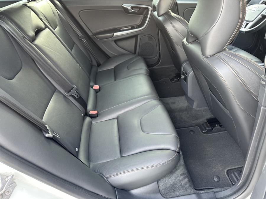 Volvo V60 2018 in Vilnius, with an engine capacity of 2.00 L and mileage of 221 thousand km for 12750 €, photo 6 on AUTOMOTO.COM.LV