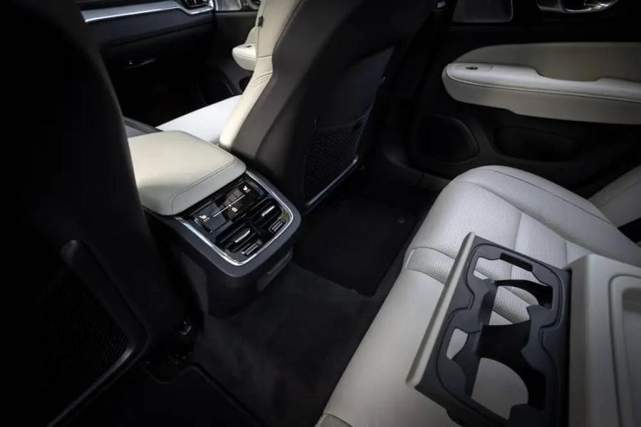 Volvo V60 2019 Jelgava, ar dzinēja tilpumu 2.00 L un nobraukumu 225 tūkst. km par 18800 €, foto 22 vietnē AUTOMOTO.COM.LV