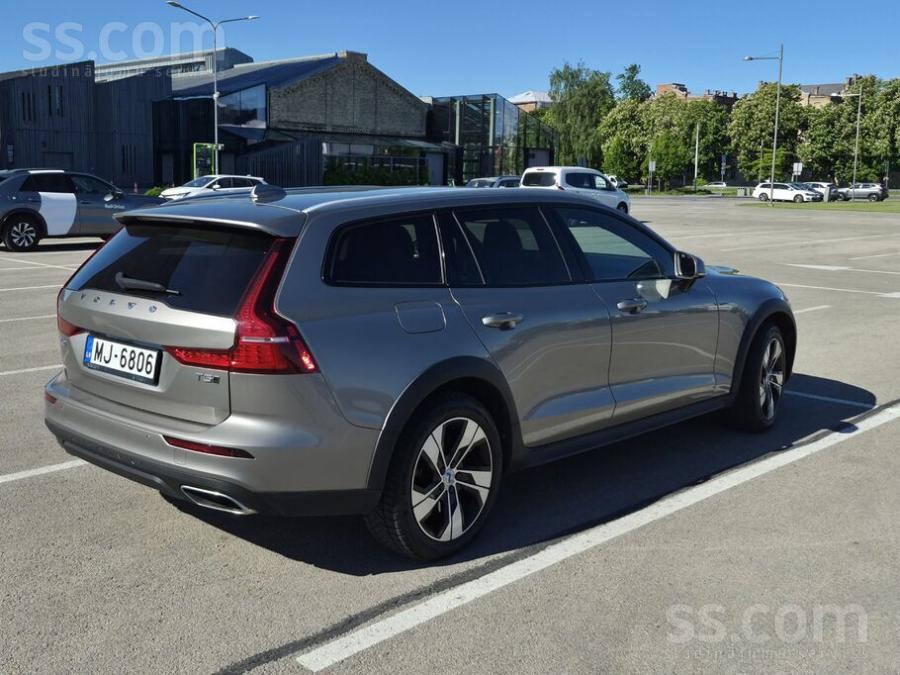 Volvo V60 2019 in Riga, with an engine capacity of 2.00 L and mileage of 95 thousand km for 22500 €, photo 4 on AUTOMOTO.COM.LV