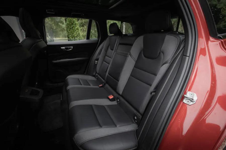 Volvo V60 2021 Jelgava, ar dzinēja tilpumu 2.00 L un nobraukumu 212 tūkst. km par 18800 €, foto 12 vietnē AUTOMOTO.COM.LV