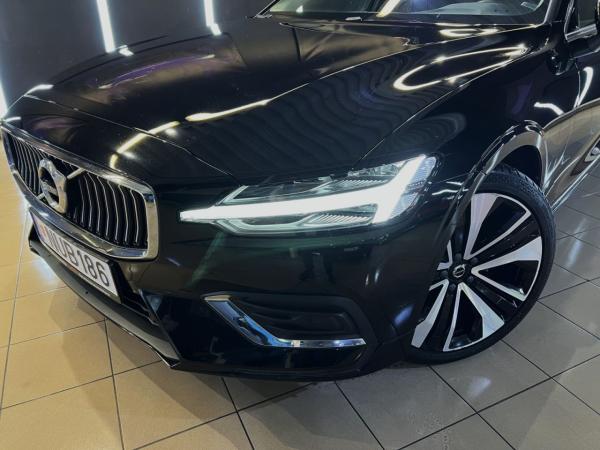 Volvo V60 2022 in Vilnius, with an engine capacity of 2.00 L and mileage of 170 thousand km for 18950 €, photo 3 on AUTOMOTO.COM.LV