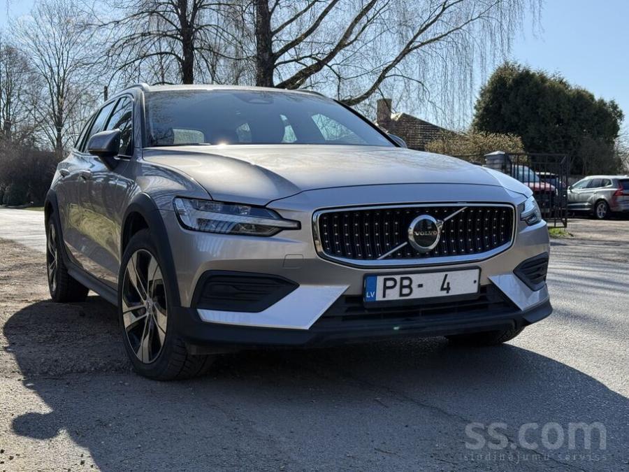 Volvo V60 2023 in Riga, with an engine capacity of 2.00 L and mileage of 0 thousand km for 35800 €, photo 3 on AUTOMOTO.COM.LV