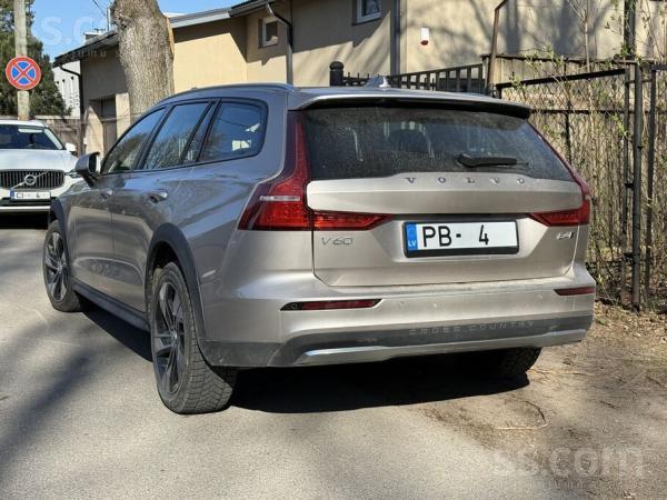 Volvo V60 2023 in Riga, with an engine capacity of 2.00 L and mileage of 0 thousand km for 35800 €, photo 4 on AUTOMOTO.COM.LV