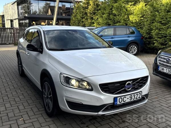 White Volvo V60 2017 in Riga, with an engine capacity of 2.00 L and mileage of 204 thousand km for 10500 €, photo 3 on AUTOMOTO.COM.LV