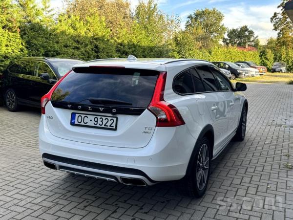 White Volvo V60 2017 in Riga, with an engine capacity of 2.00 L and mileage of 204 thousand km for 10500 €, photo 4 on AUTOMOTO.COM.LV