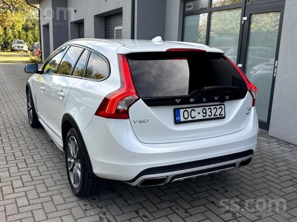 White Volvo V60 2017 in Riga, with an engine capacity of 2.00 L and mileage of 204 thousand km for 10500 €, photo 5 on AUTOMOTO.COM.LV
