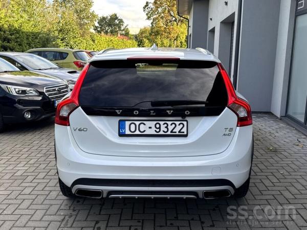 White Volvo V60 2017 in Riga, with an engine capacity of 2.00 L and mileage of 204 thousand km for 10500 €, photo 6 on AUTOMOTO.COM.LV